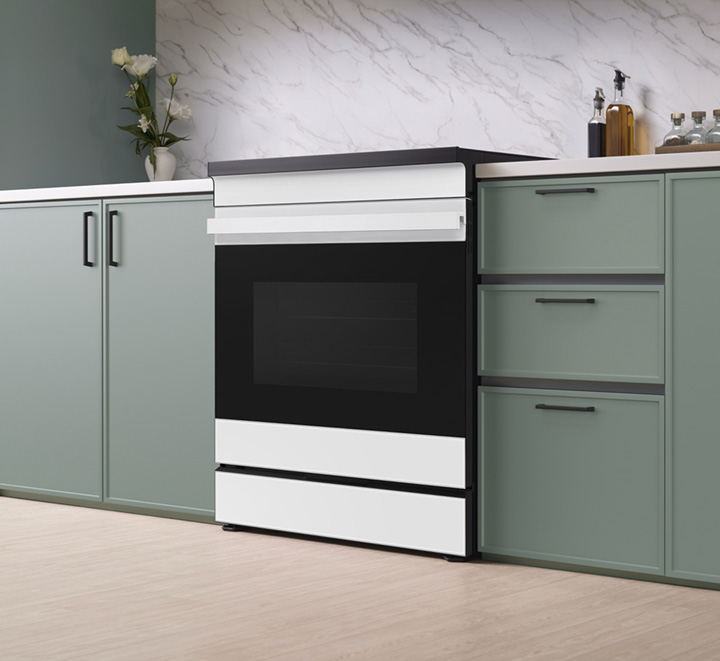 Bespoke Smart Slide-In Induction Range 6.3 cu. ft. in White Glass with ...